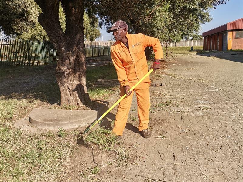 Community gets their hands dirty to clean up school | African Reporter