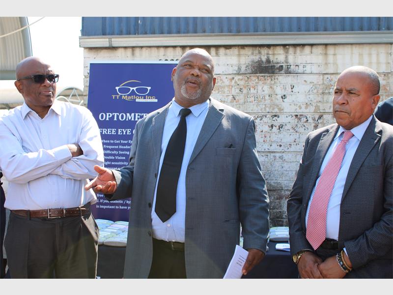 Taxi drivers receive new spectacles | African Reporter