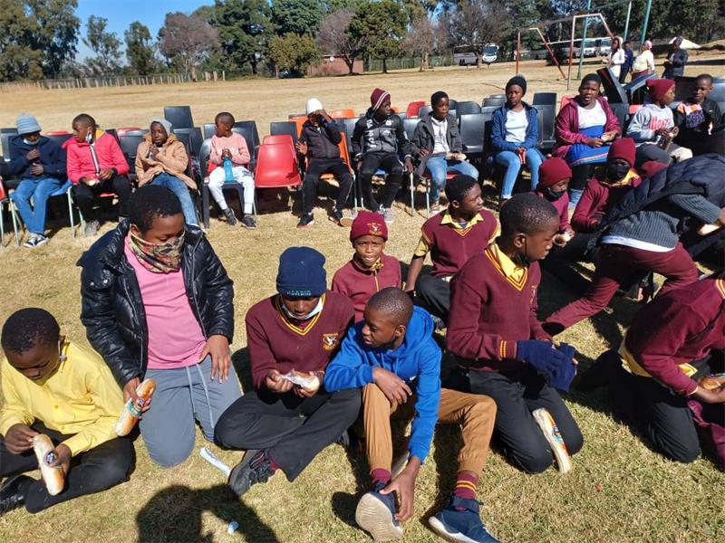 New Comet learners showered with hotdogs | Boksburg Advertiser