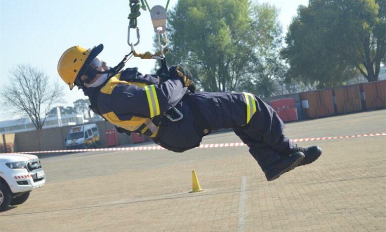 Female firefighters demonstrate highline rope rescue operation ...