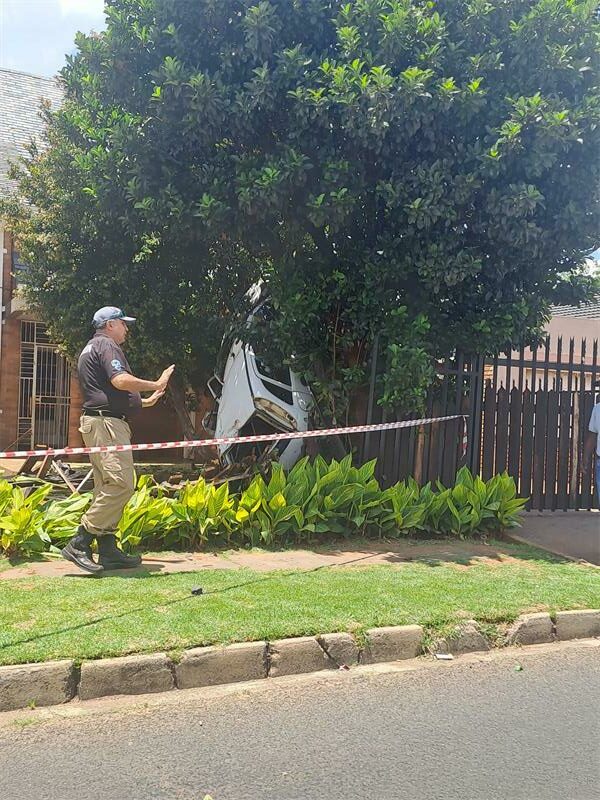 Car crashes through fence into a tree | Brakpan Herald
