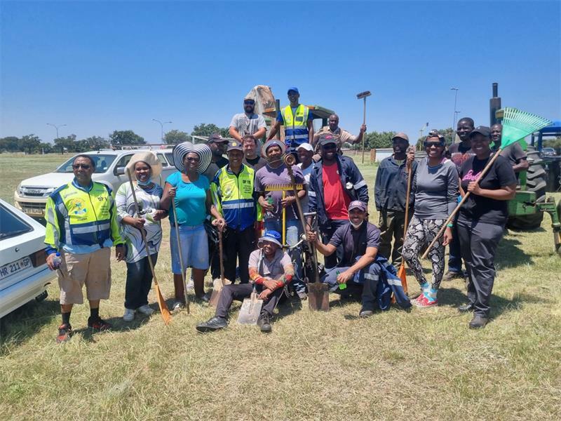 Community rallies together for clean-up | Brakpan Herald