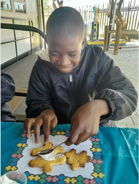 Decorating cookies ends Autism Awareness Month | Brakpan Herald