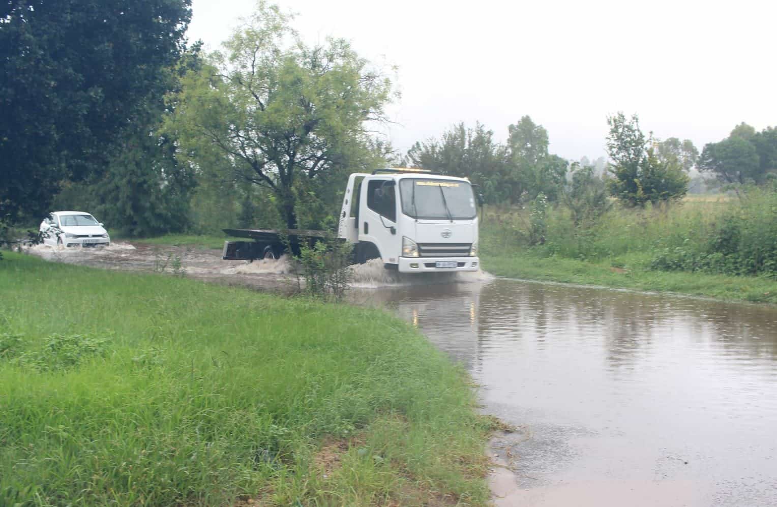 Water damming up causes dangerous driving conditions in Carletonville ...