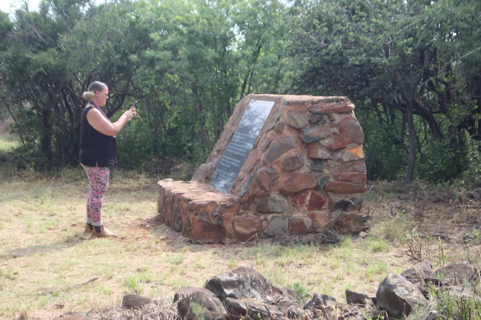 Danie Theron Monument langs die N12 kry weer die nodige aandag ...