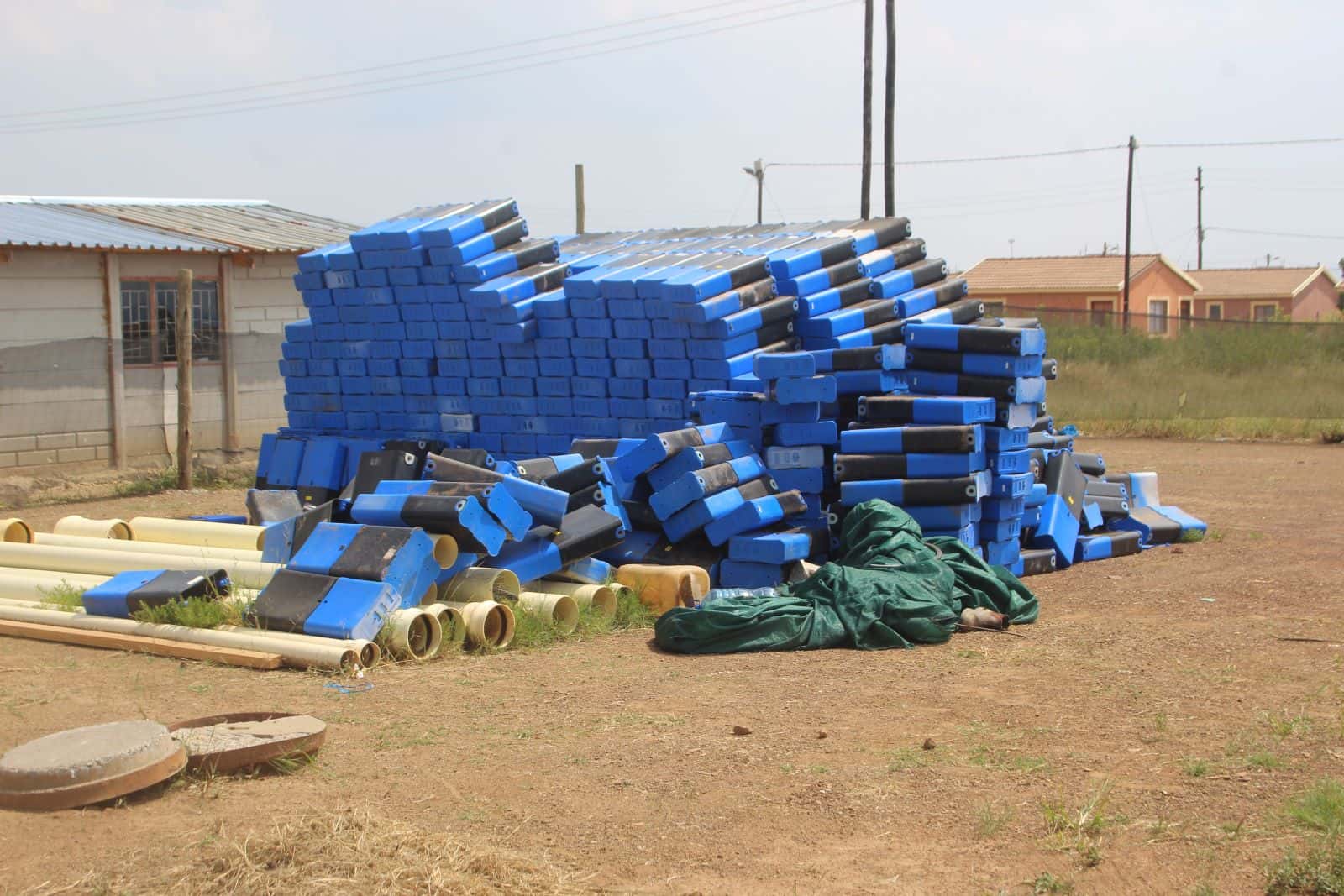 Kokosi residents and workers demand action at incomplete municipal ...