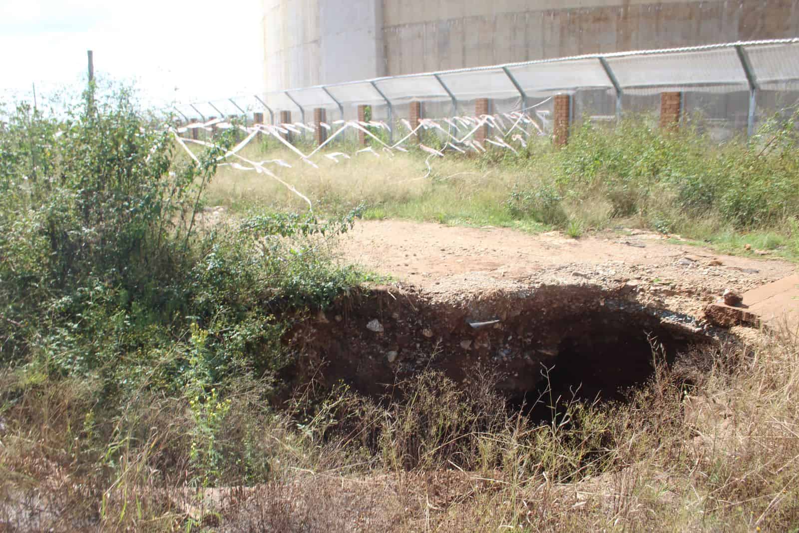 Sinkhole at Khutsong reservoir getting bigger | Carletonville Herald