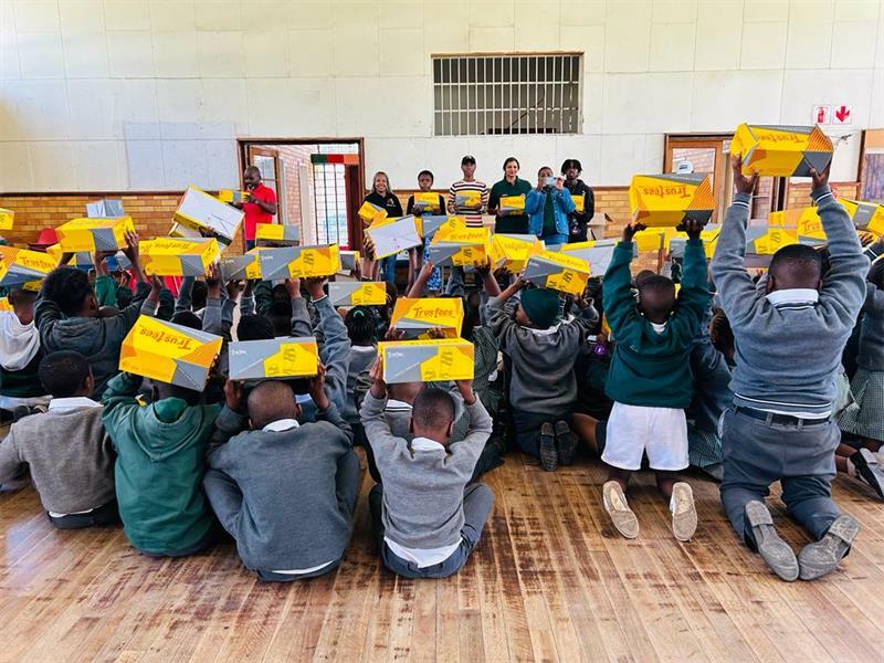 Corinthians NPO provides school shoes to La Rochelle Primary School ...