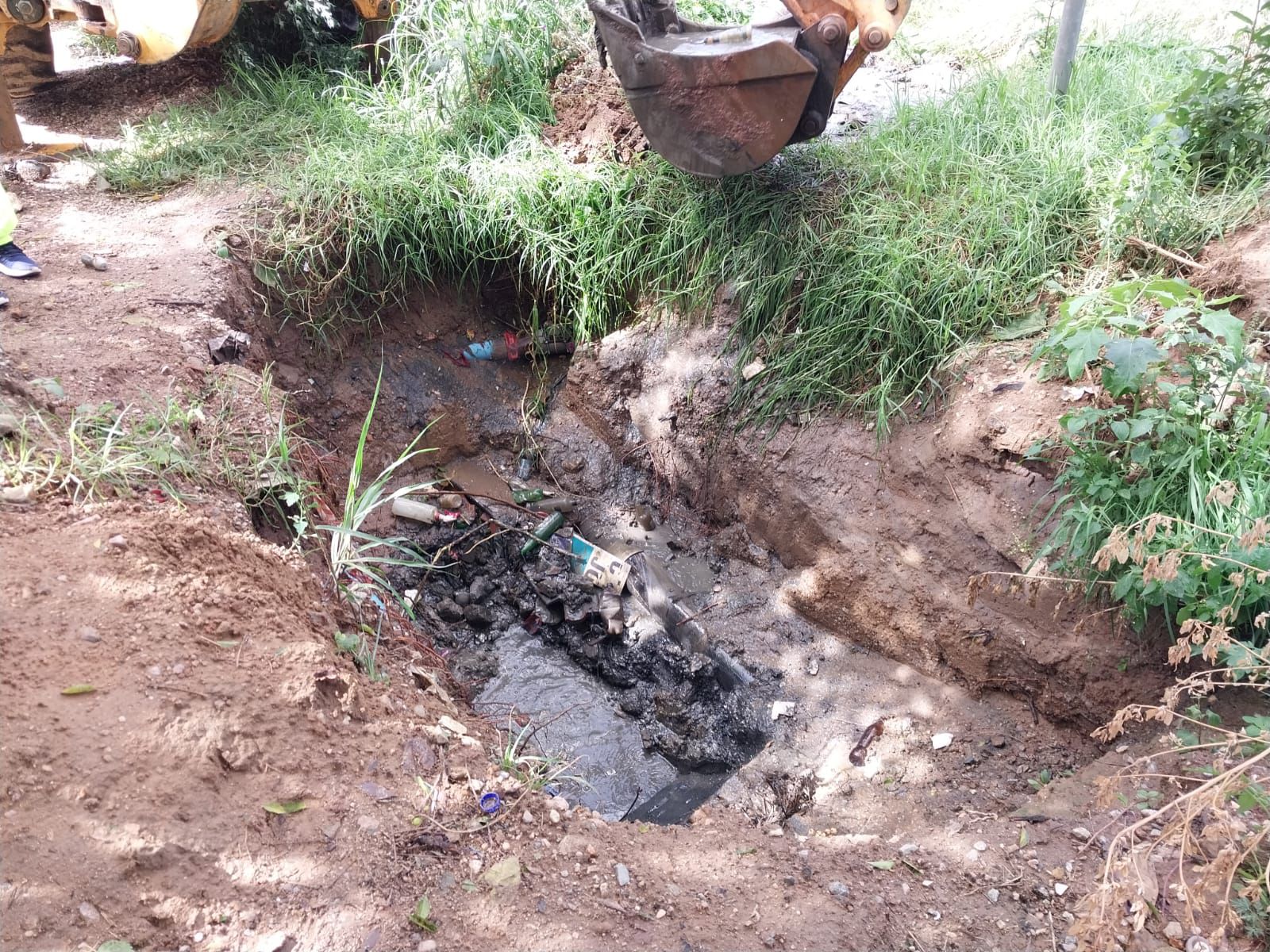 Boy drowns in Johannesburg Water excavation hole in Clay Oven, mother ...