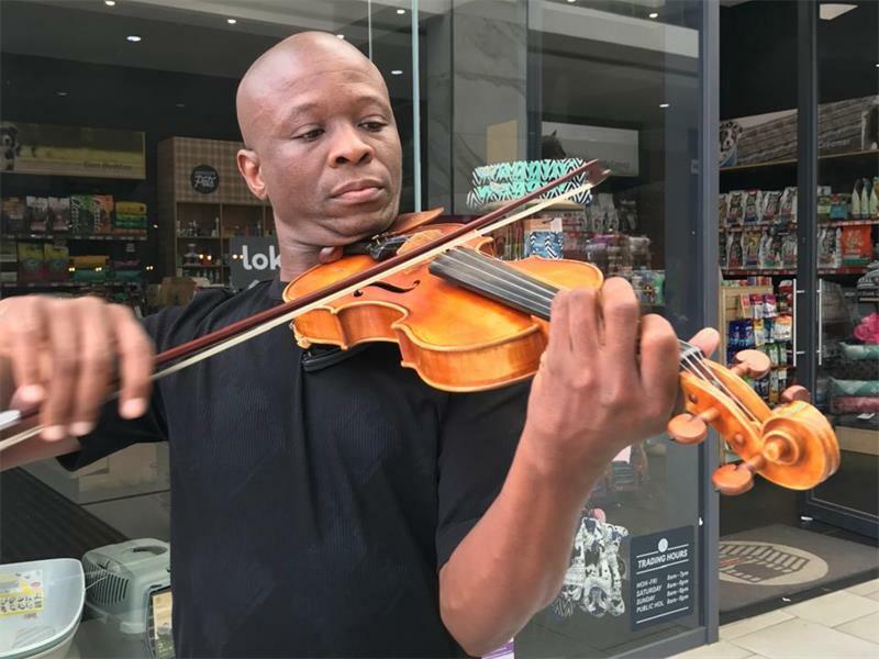 Busker Arthur Seeme ‘married’ to his violin | Fourways Review