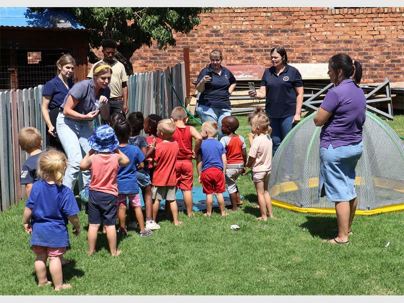 Kinders leer om self te plant | Heidelberg Nigel Heraut