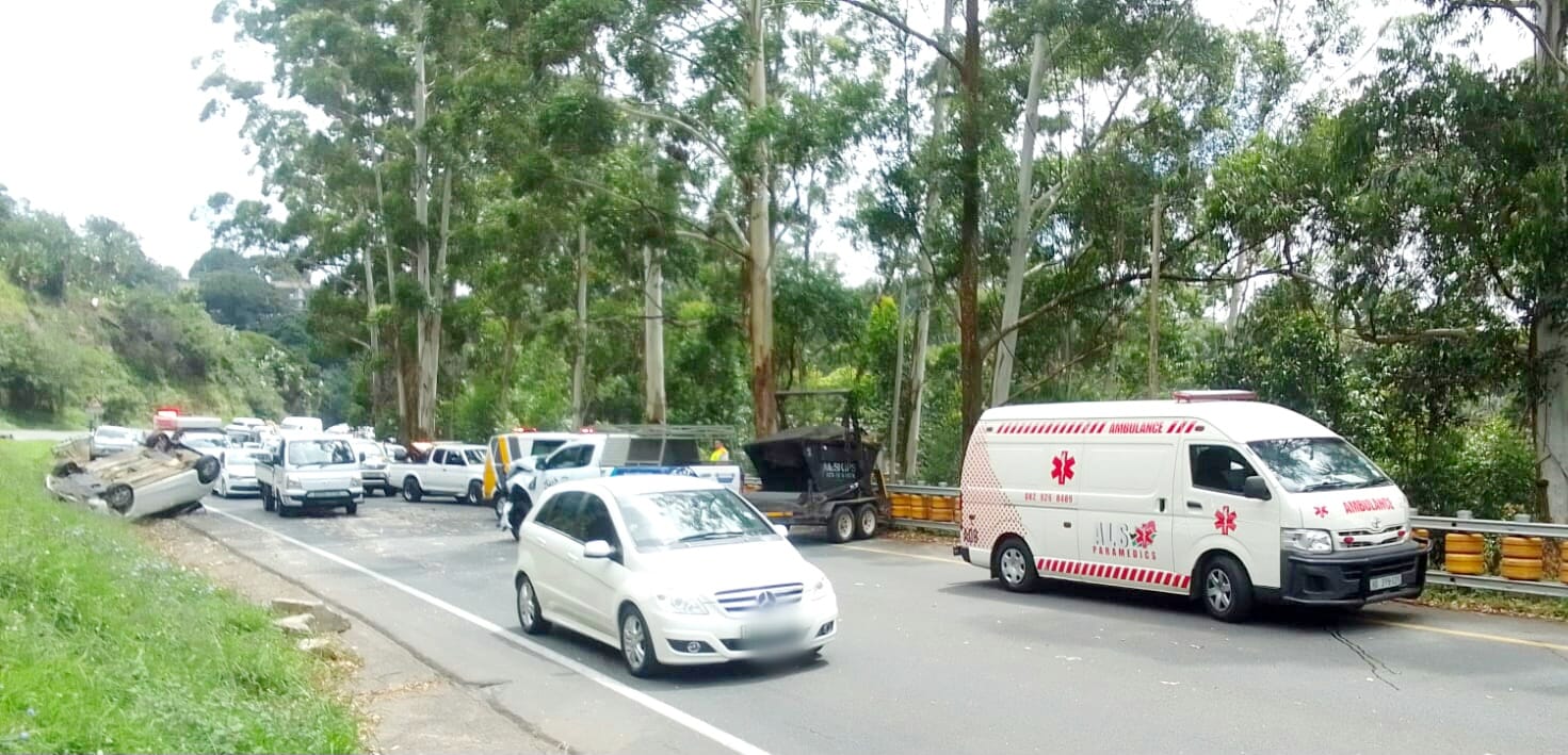 Two injured in M13 multiple-vehicle crash | Highway Mail