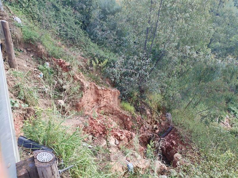 Embankment on R28 north in dire state