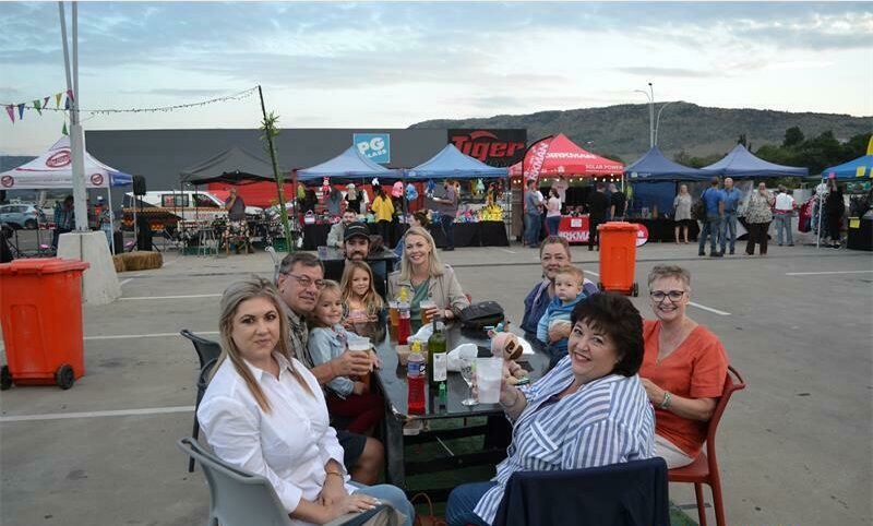 The market that entertains after dark