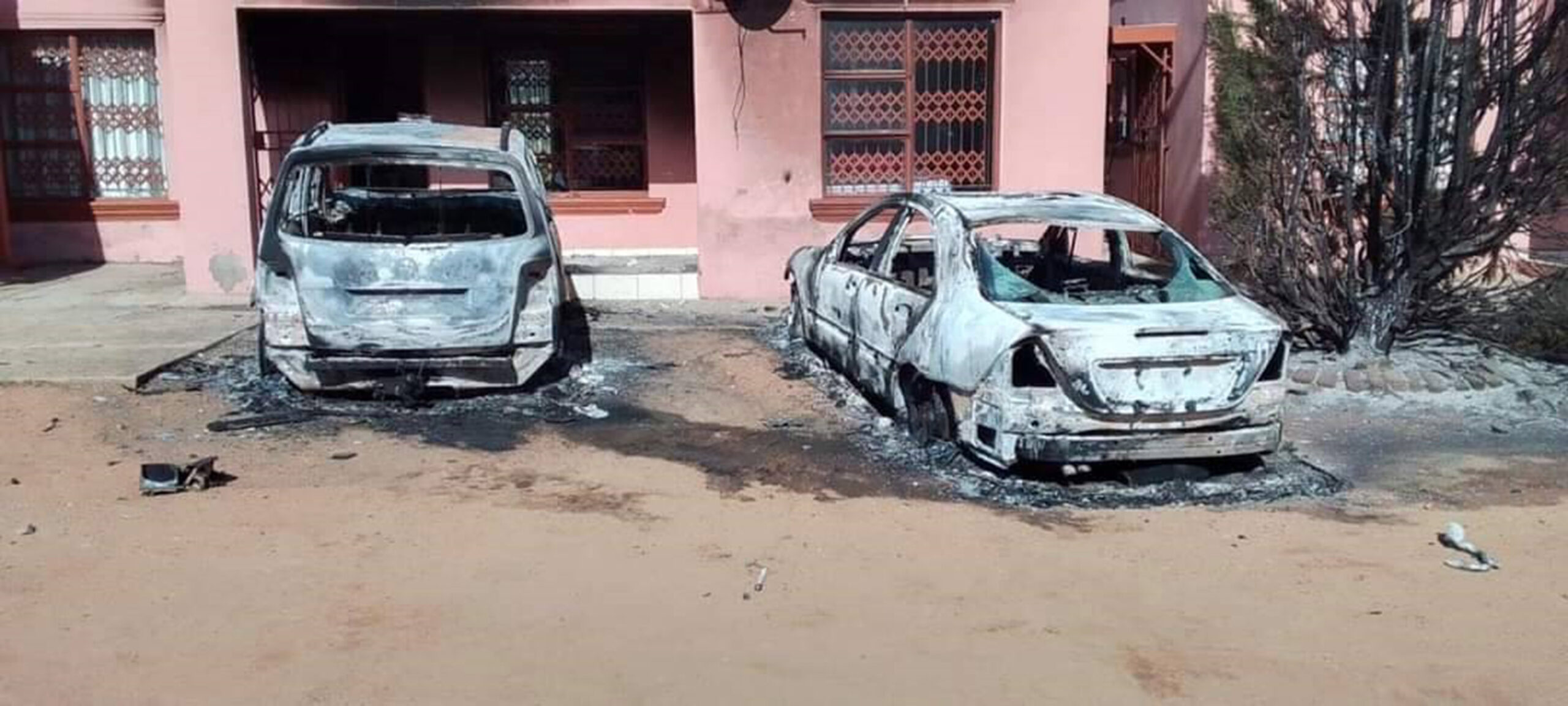 Three set Mbetse's cars alight | Letaba Herald