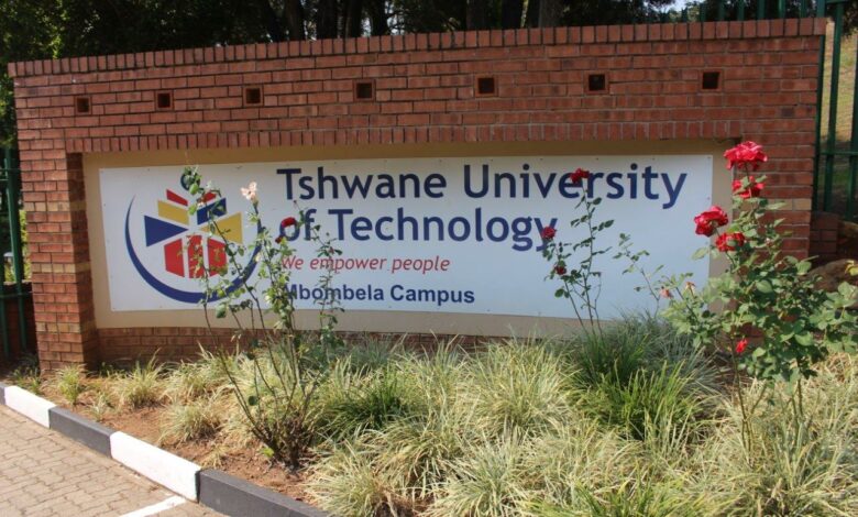 Taxi drivers barricade the entrance to TUT Mbombela campus | Lowvelder