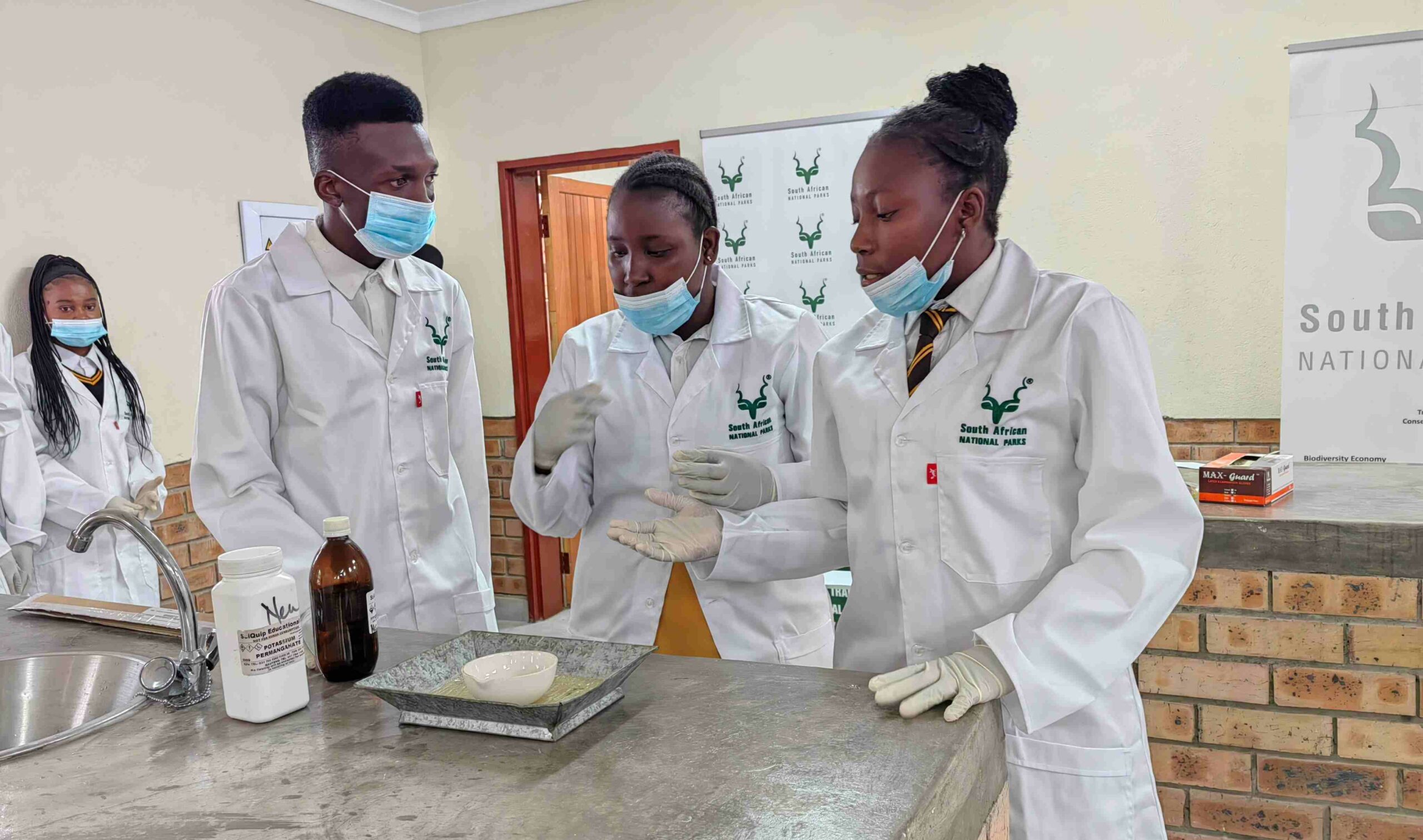 SANParks hands over science lab to school in Makoko | Lowvelder