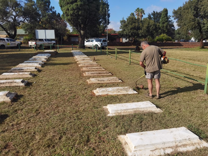 AfriForum se Middelburg-tak ruim historiese begraafplaas op ...