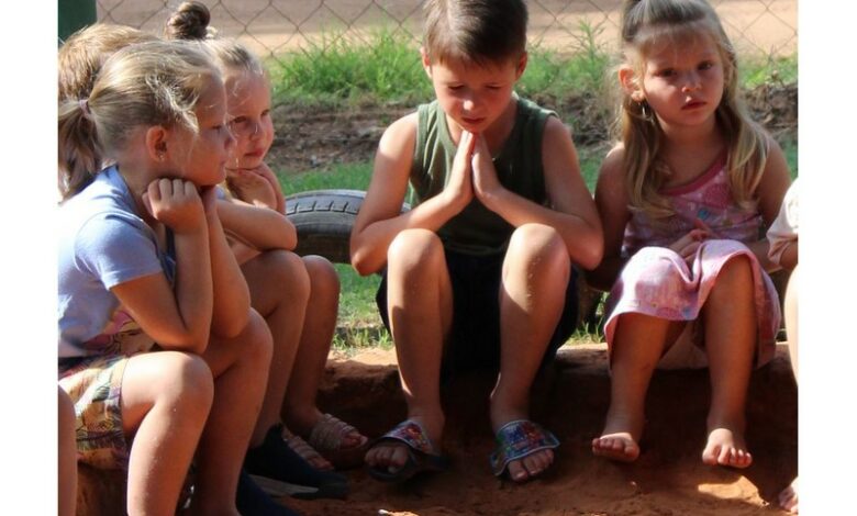 Kinders sing ‘My God is so Groot’ vir Willem se veilige terugkeer ...