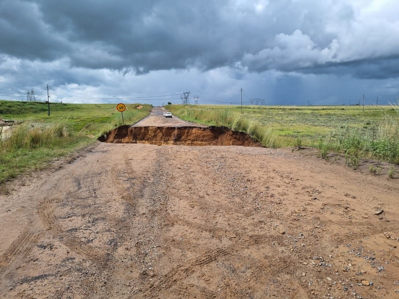 AVOID: Road between Hendrina and Wonderfontein washed entirely away ...