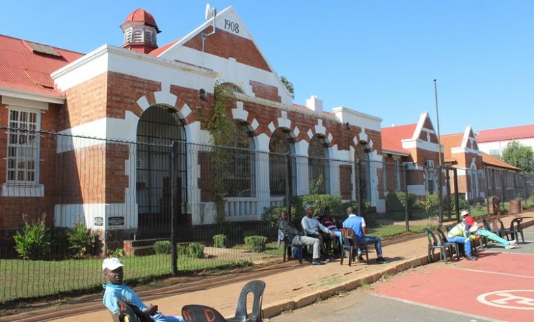 Picketers gather at High Court buildings, cleared by SAPS | Middelburg ...