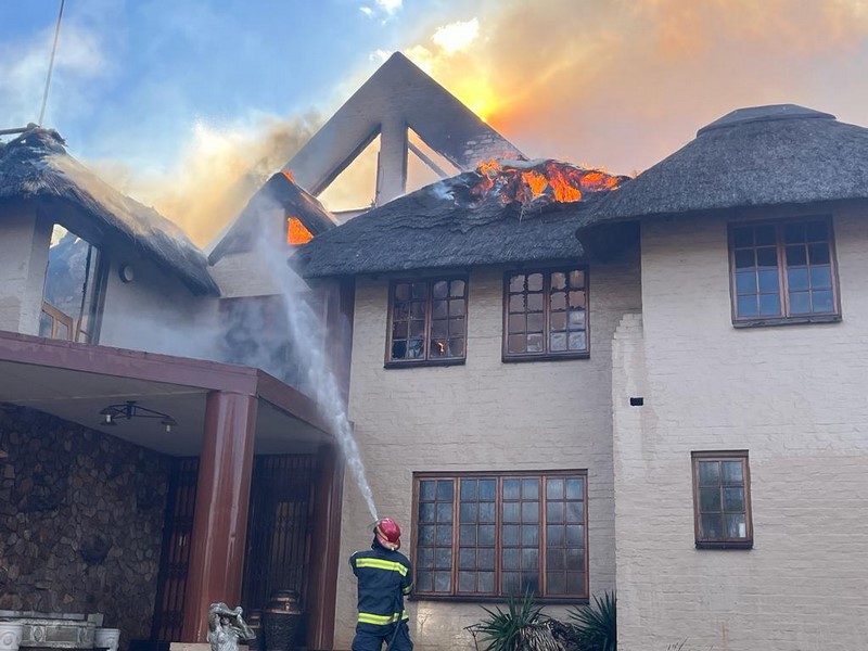 Groot skade met spog huis wat in vlamme is | Middelburg Observer