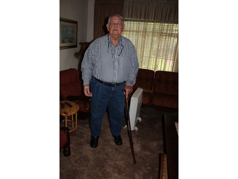 Bejaarde met kierie vasgedruk en met skerp voorwerp in kar gesteek ...