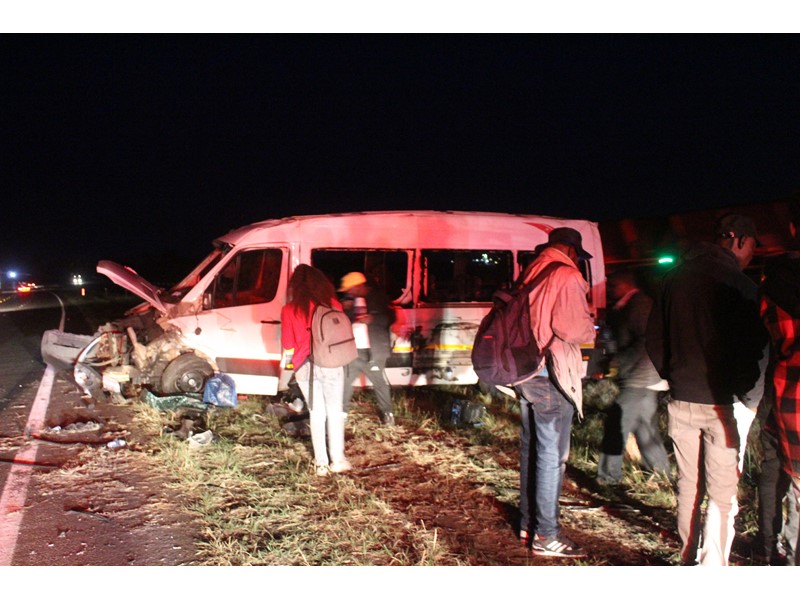 Taxi bound for Maputo rolls on N4 | Middelburg Observer