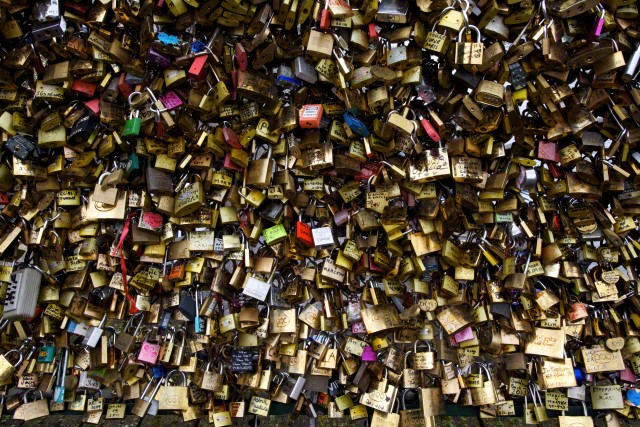 INTERNATIONAL NEWS: Paris to remove 'Love Locks' bridge | Network News