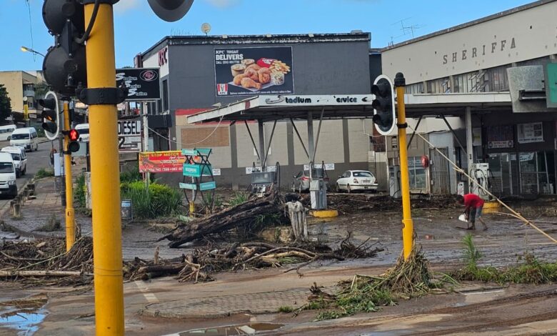 KZN flash floods: At least 4 people missing, roads washed away - LNN ... KZN flash floods: At least 4 people missing, roads washed away - LNN ...