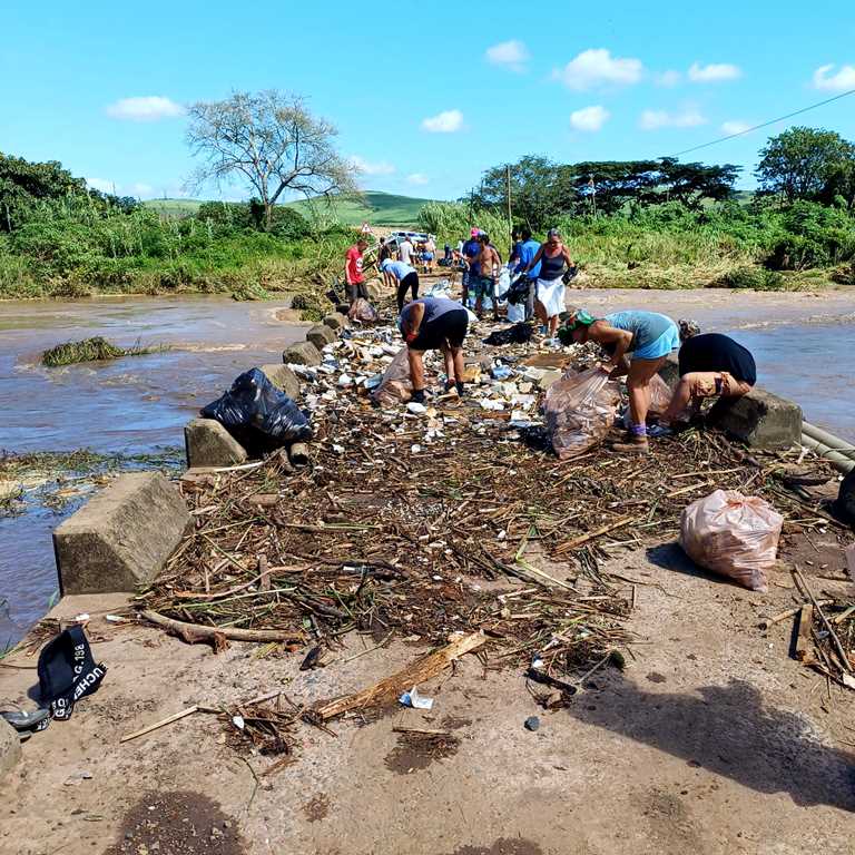 Mount Moreland residents tackle bridge clean-up | North Coast Courier