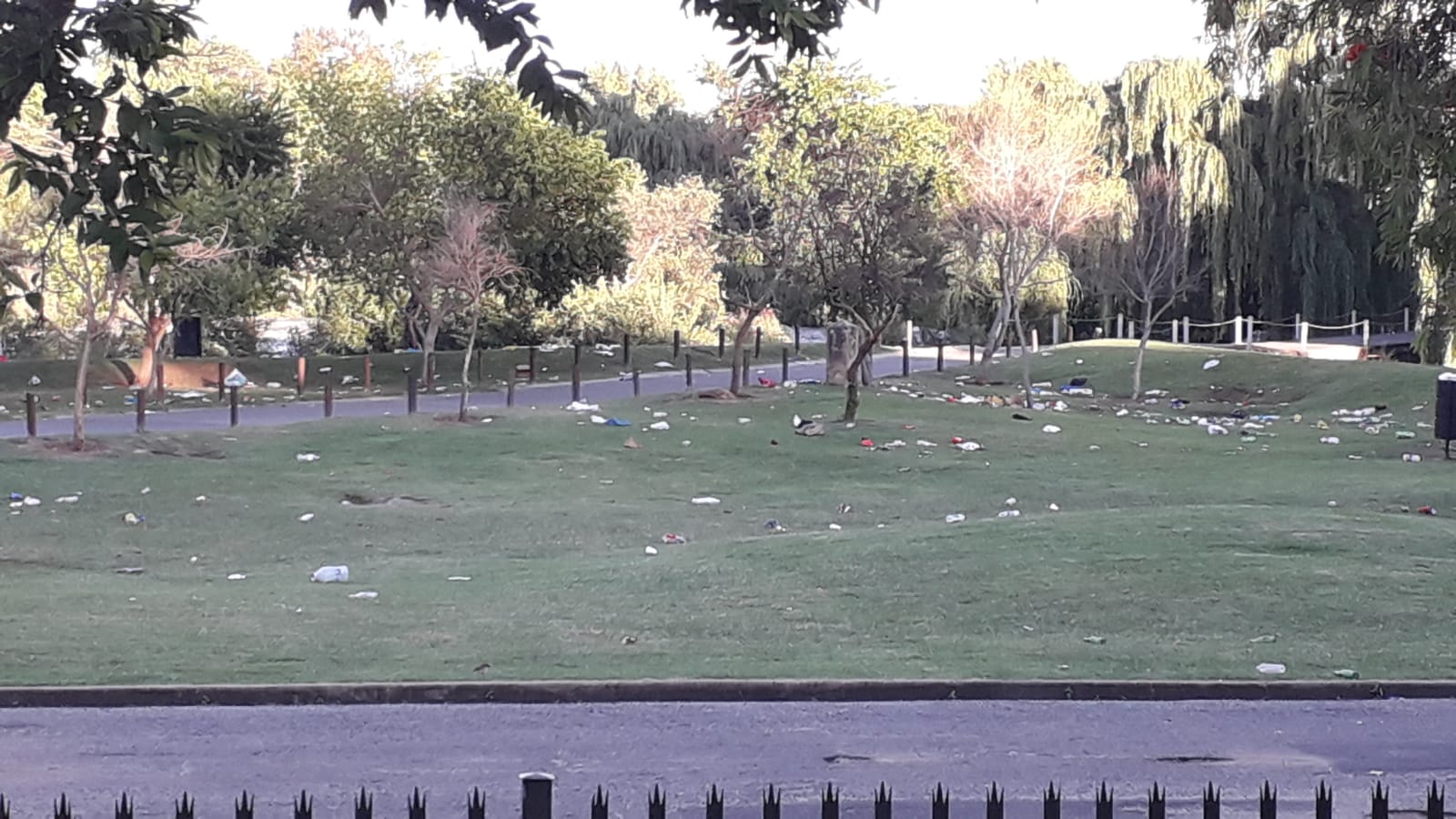 Ag nee! Hoekom só rommelstrooi | Parys Gazette