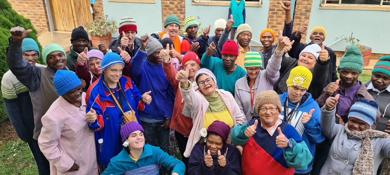 Bejaarde hande sorg vir mussies teen die winter se koue | Parys Gazette