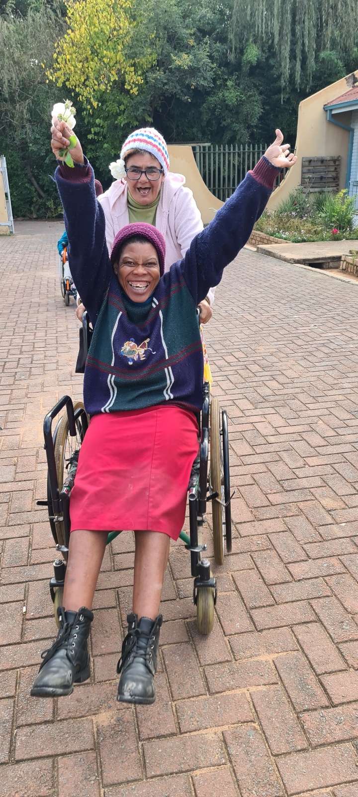 Bejaarde hande sorg vir mussies teen die winter se koue | Parys Gazette