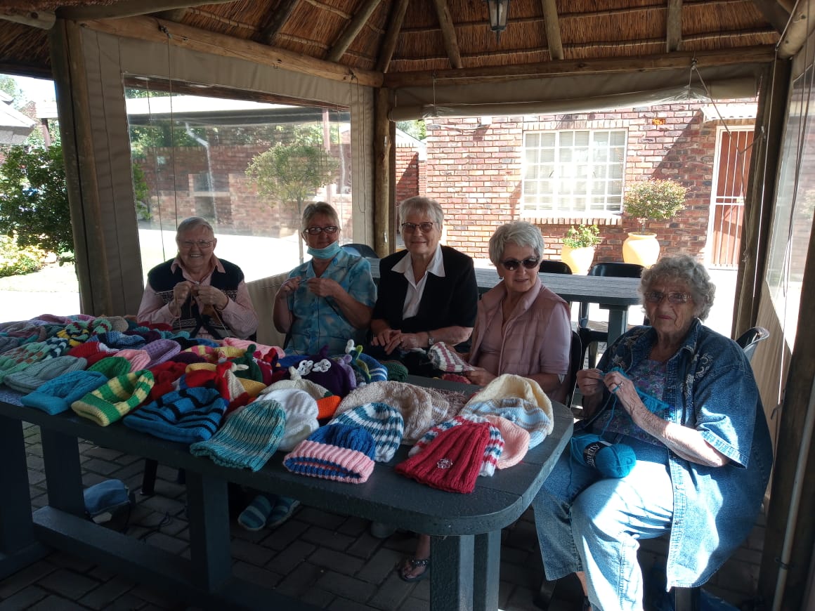 Bejaarde hande sorg vir mussies teen die winter se koue | Parys Gazette