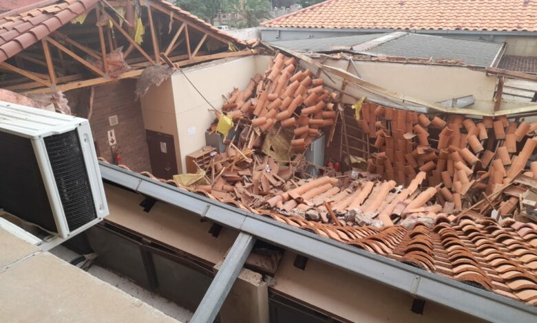 Landdroshof se dak sak inmekaar glo weens gebrek aan instandhouding ...