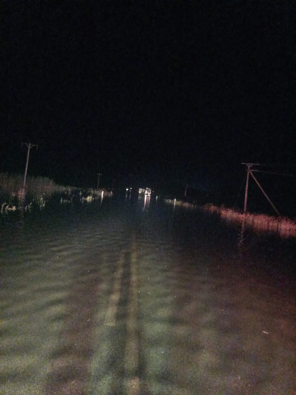 Twee vragmotors in die water: Asseblief gehoorsaam die padtekens - dié ...