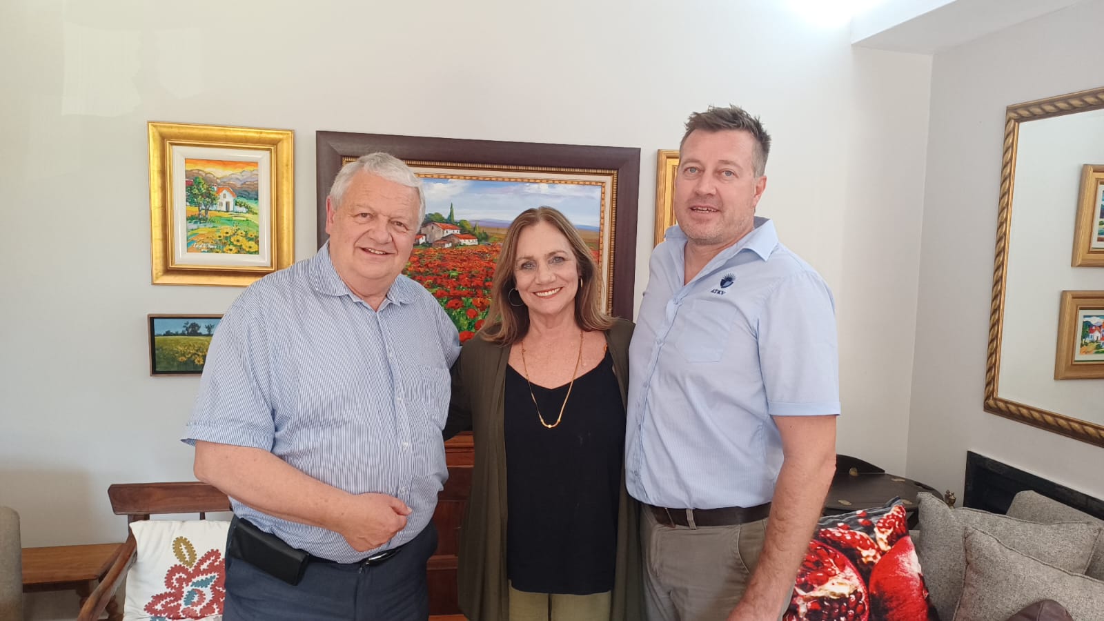 Agtien voornemende skrywers kom leer by bekroonde joernalis en skrywer ...