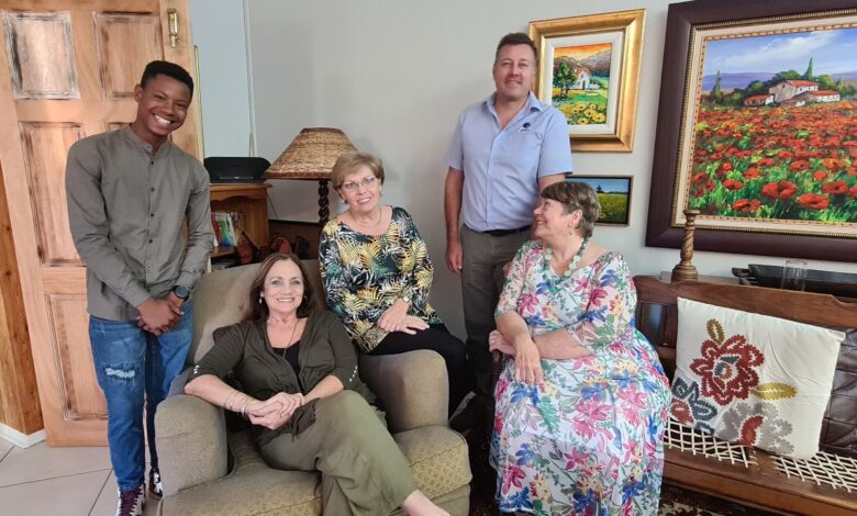 Agtien voornemende skrywers kom leer by bekroonde joernalis en skrywer ...