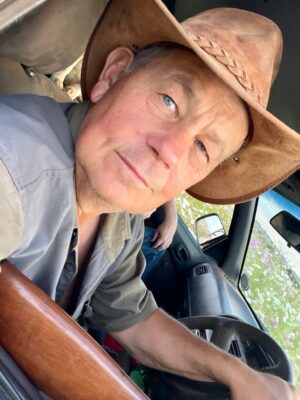 Boer gee sy laaste asem om mense en diere te help | Parys Gazette