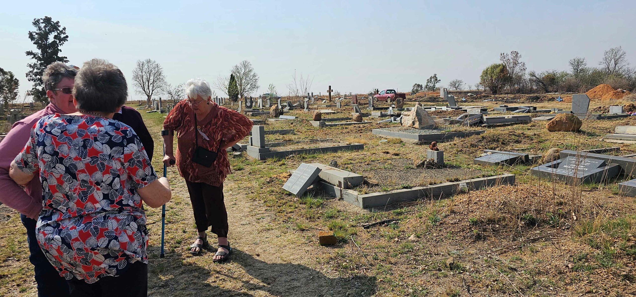 Ons geliefdes se grafstene gebreek: Wie doen so iets? | Parys Gazette