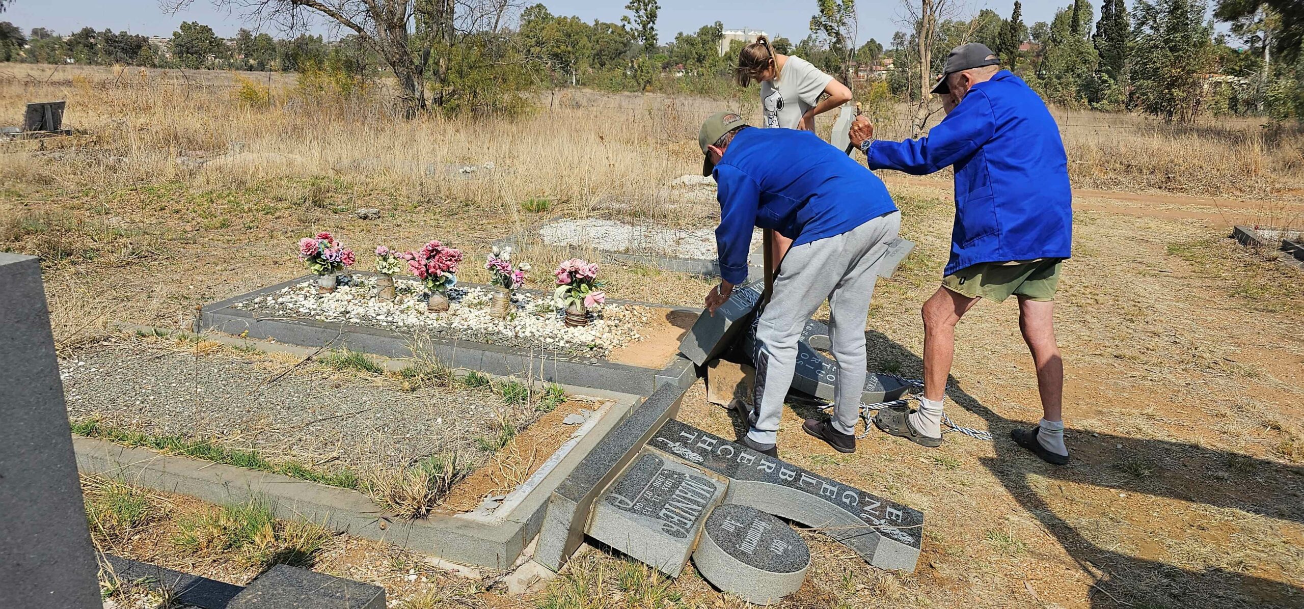 Ons geliefdes se grafstene gebreek: Wie doen so iets? | Parys Gazette