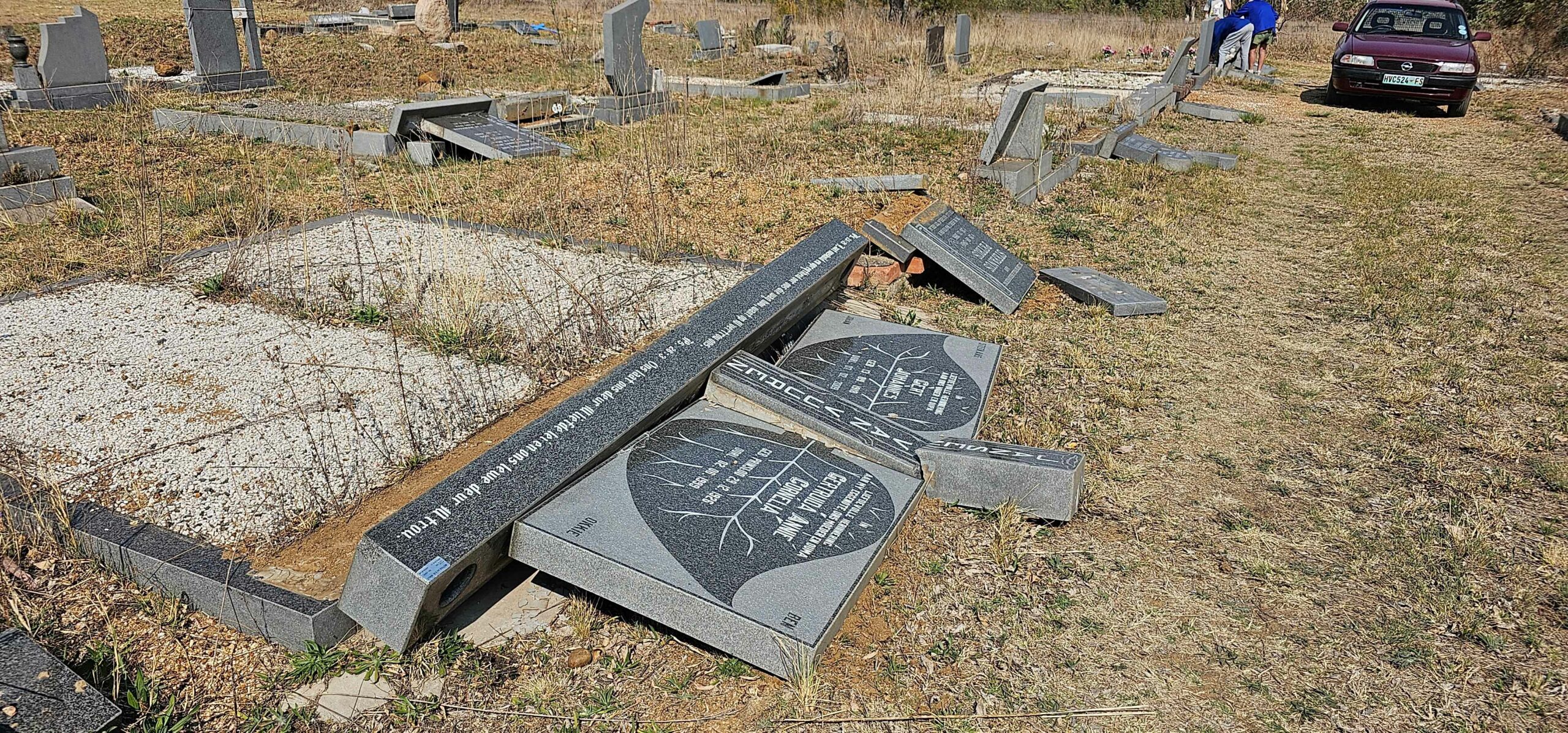 Ons geliefdes se grafstene gebreek: Wie doen so iets? | Parys Gazette