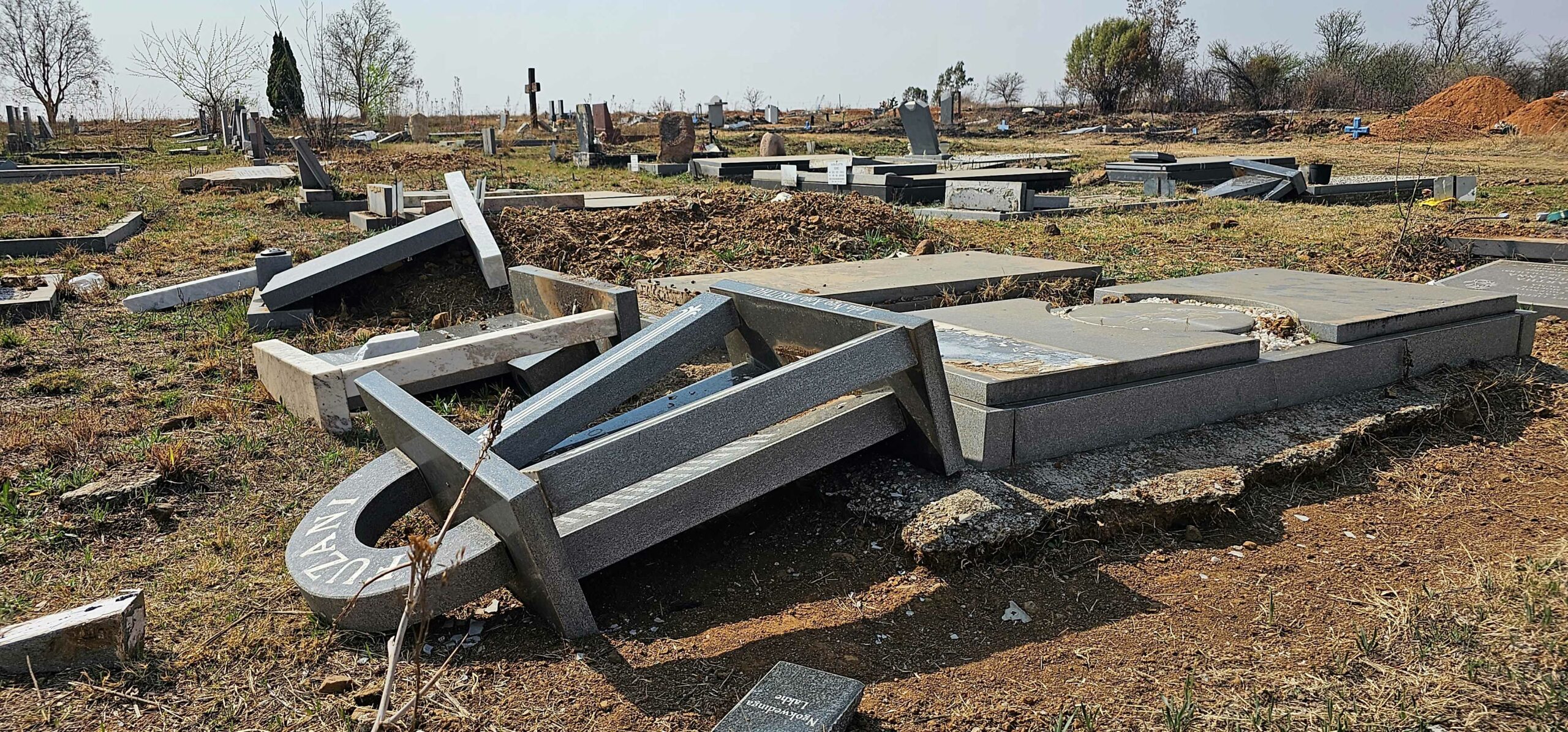 Ons geliefdes se grafstene gebreek: Wie doen so iets? | Parys Gazette