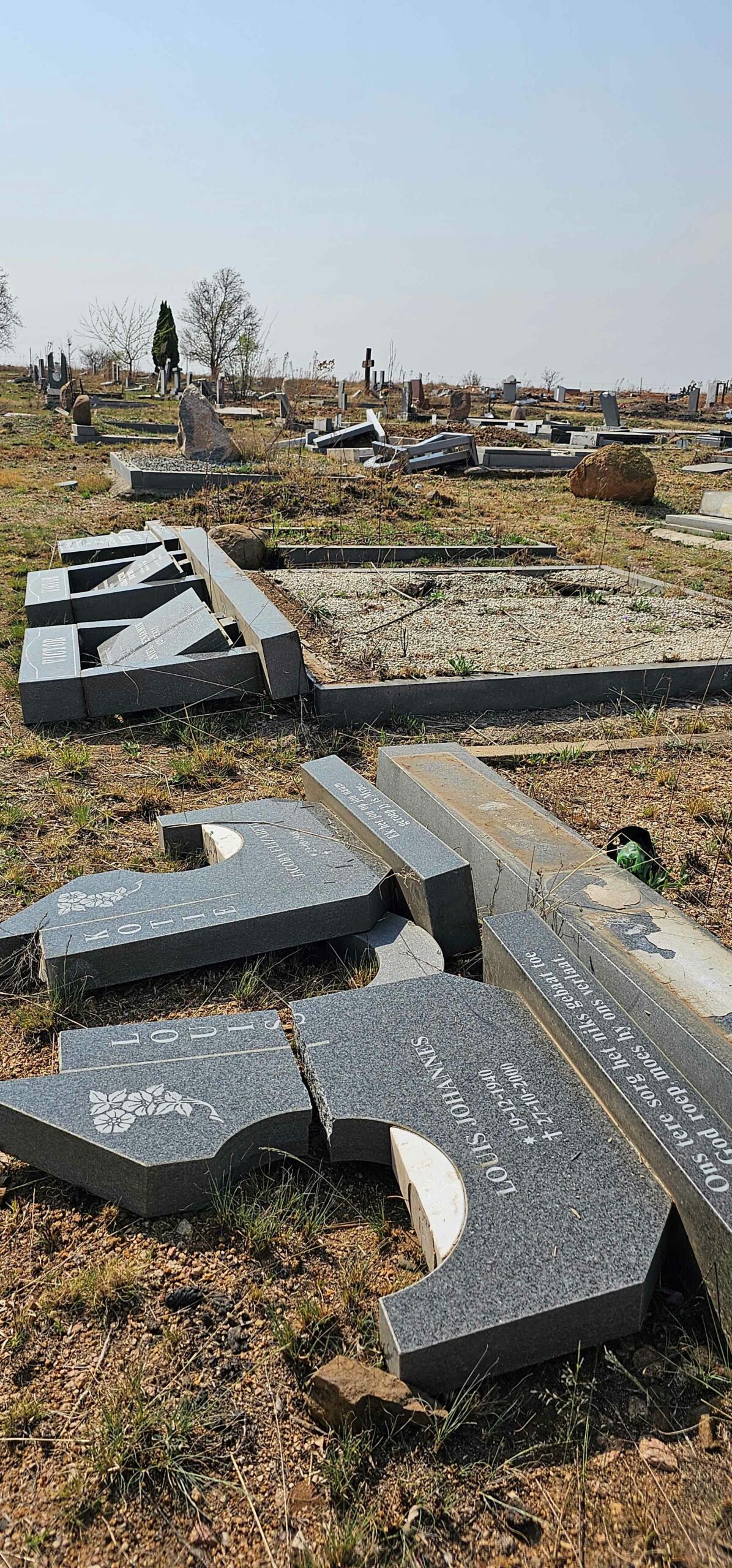 Ons geliefdes se grafstene gebreek: Wie doen so iets? | Parys Gazette
