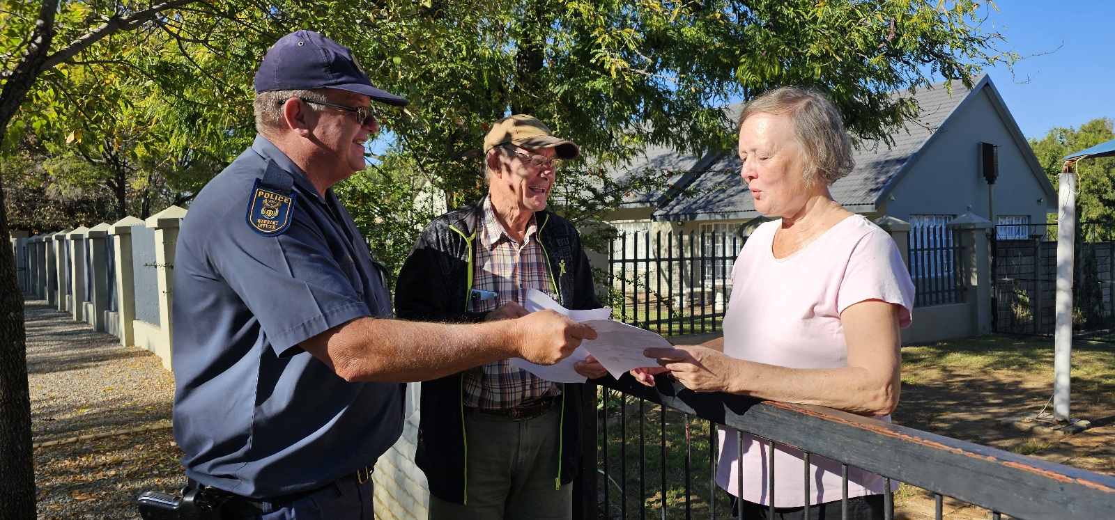 Van deur tot deur om te praat oor veiligheid | Parys Gazette