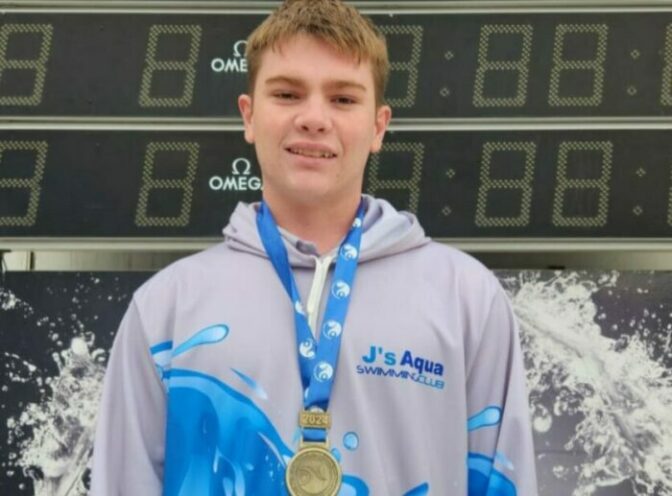 Zandré skitter in die water | Parys Gazette