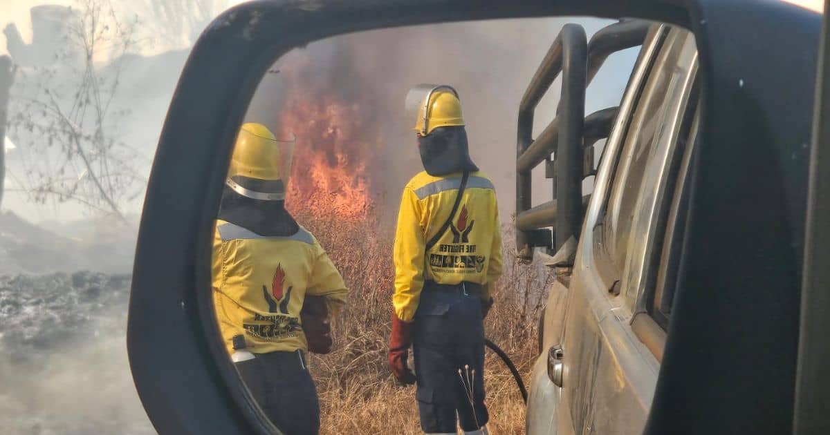 Kyk: Helikopter ontplooi toe weghol veldbrand ontstaan | Potchefstroom ...