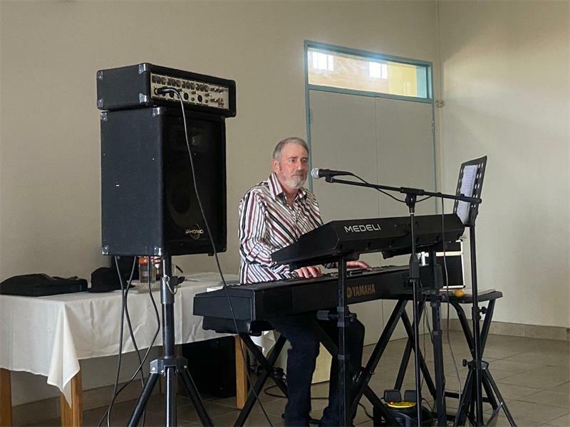 WATCH: Musician Ivan Livingstone visits Olivedale Library | Randburg Sun