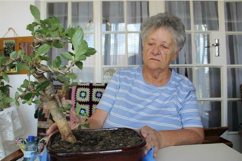 Bejaarde maak groot skenking aan DBV vir haar 80ste